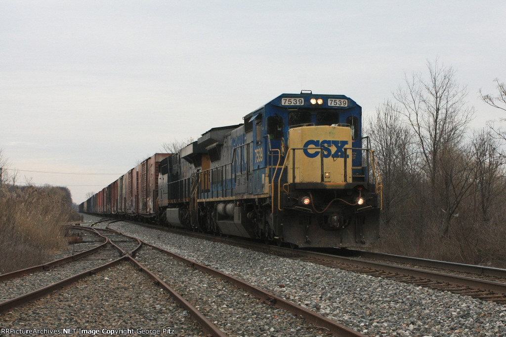 CSX 7539 and train D732